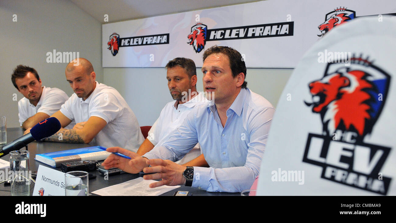 From left to right, players Michal Repik and Jakub Klepis, coach Josef ...