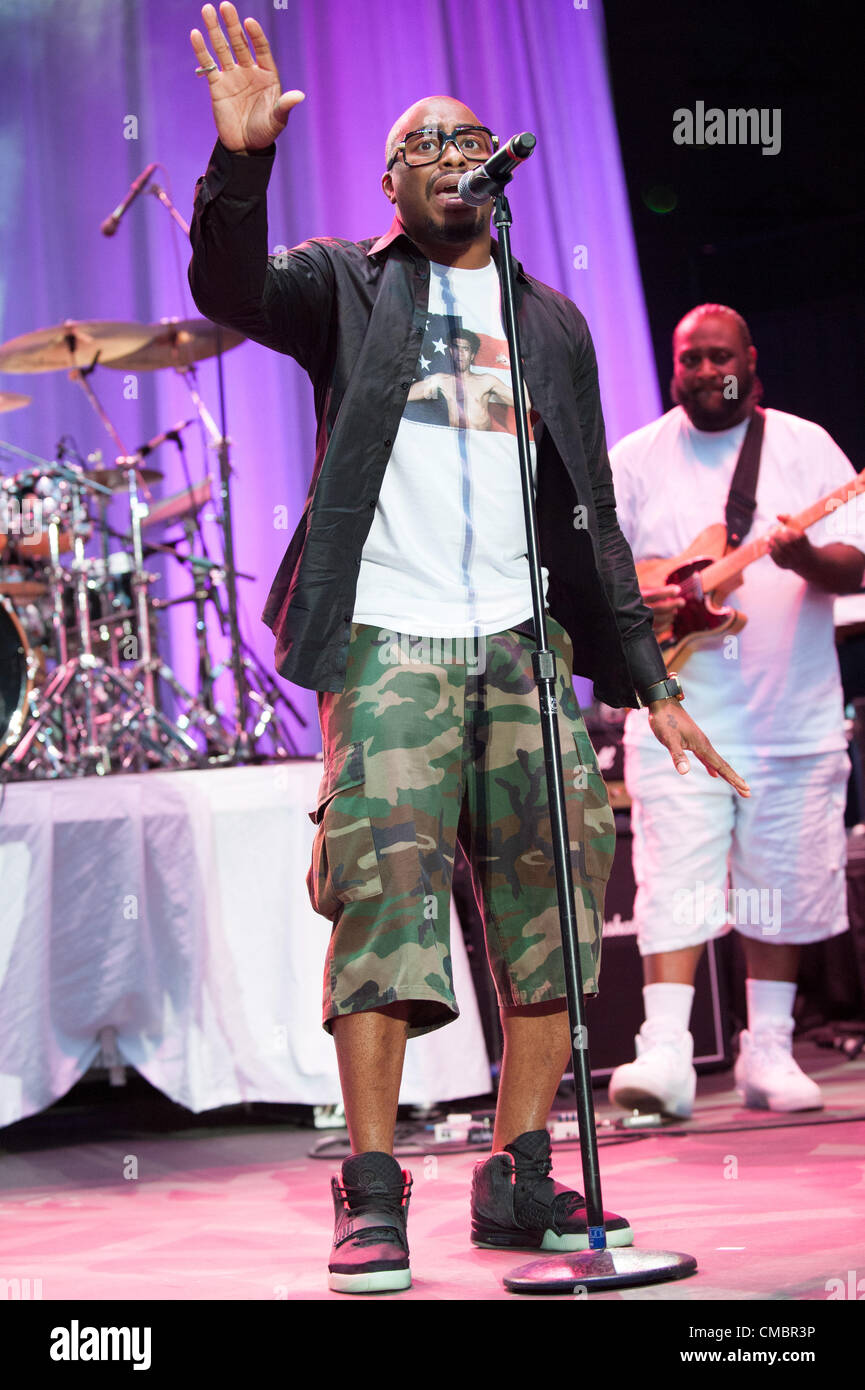 Raheem Devaughn performing at the Dell Music Center Summer Music ...