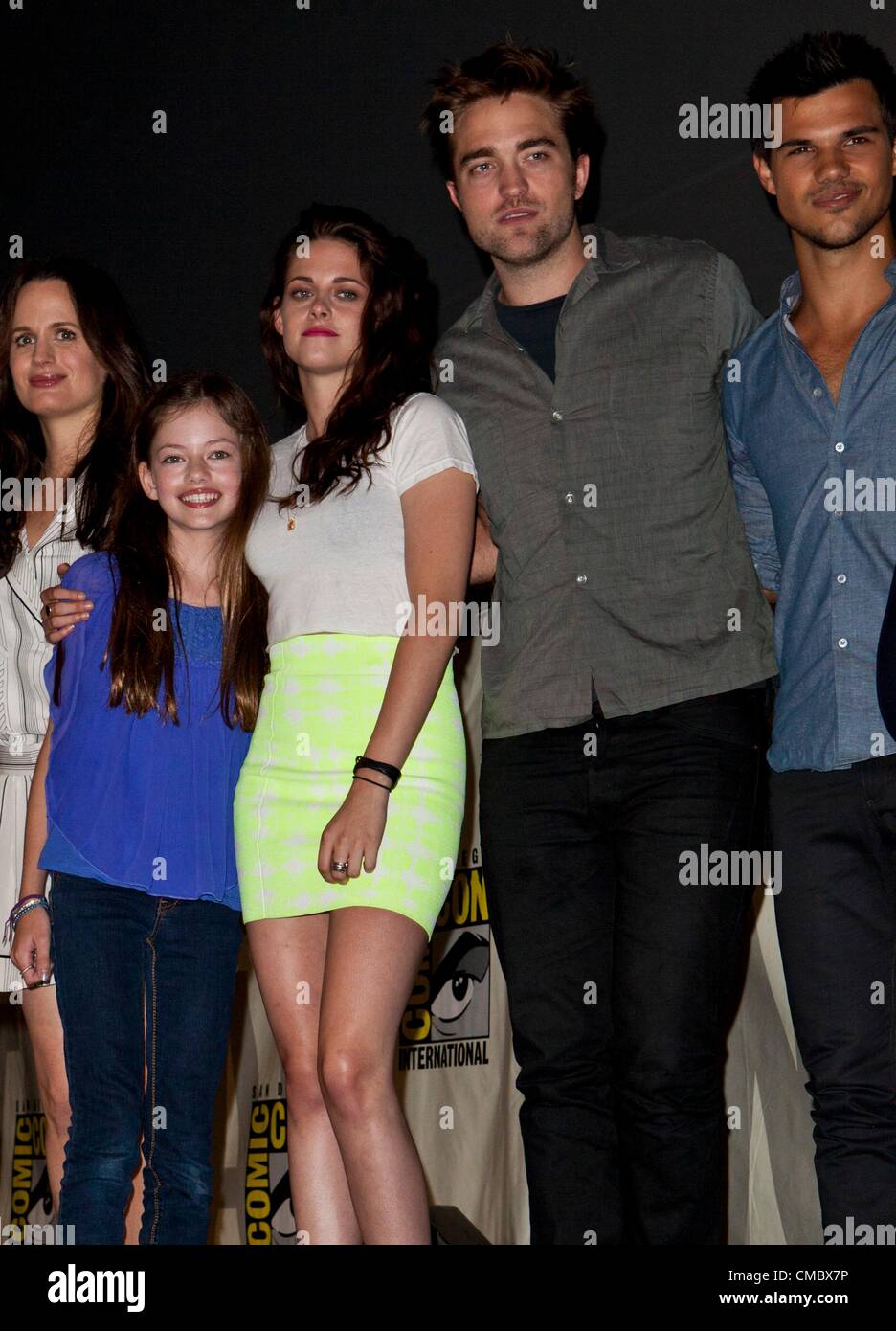 Elizabeth Reaser, Mackenzie Foy, Kristen Stewart, Robert Patterson ...