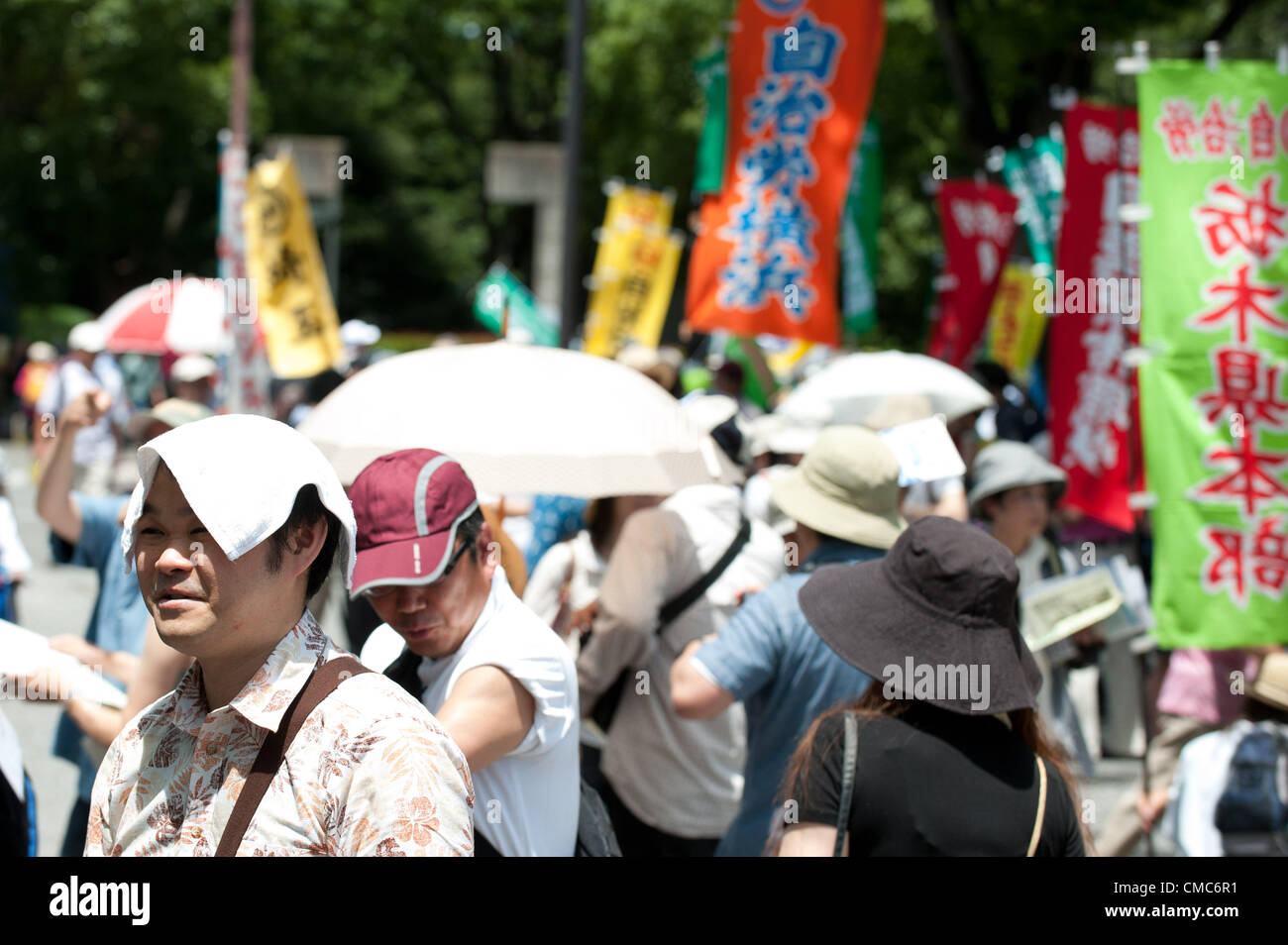 Hundred of people hi-res stock photography and images - Alamy