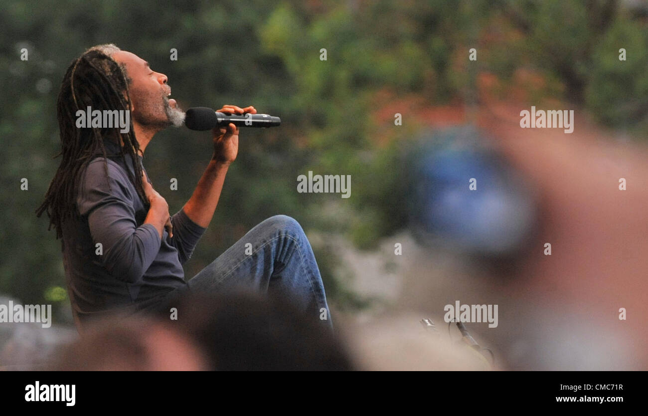 Singer Bobby McFerrin performs during the International music festival ...