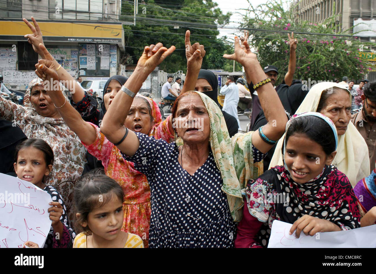 Residents of Khokhrapar chant slogans against rangers operation in ...