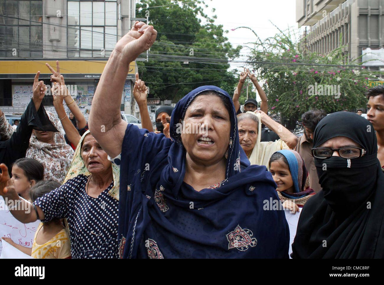 Residents of Khokhrapar chant slogans against rangers operation in ...