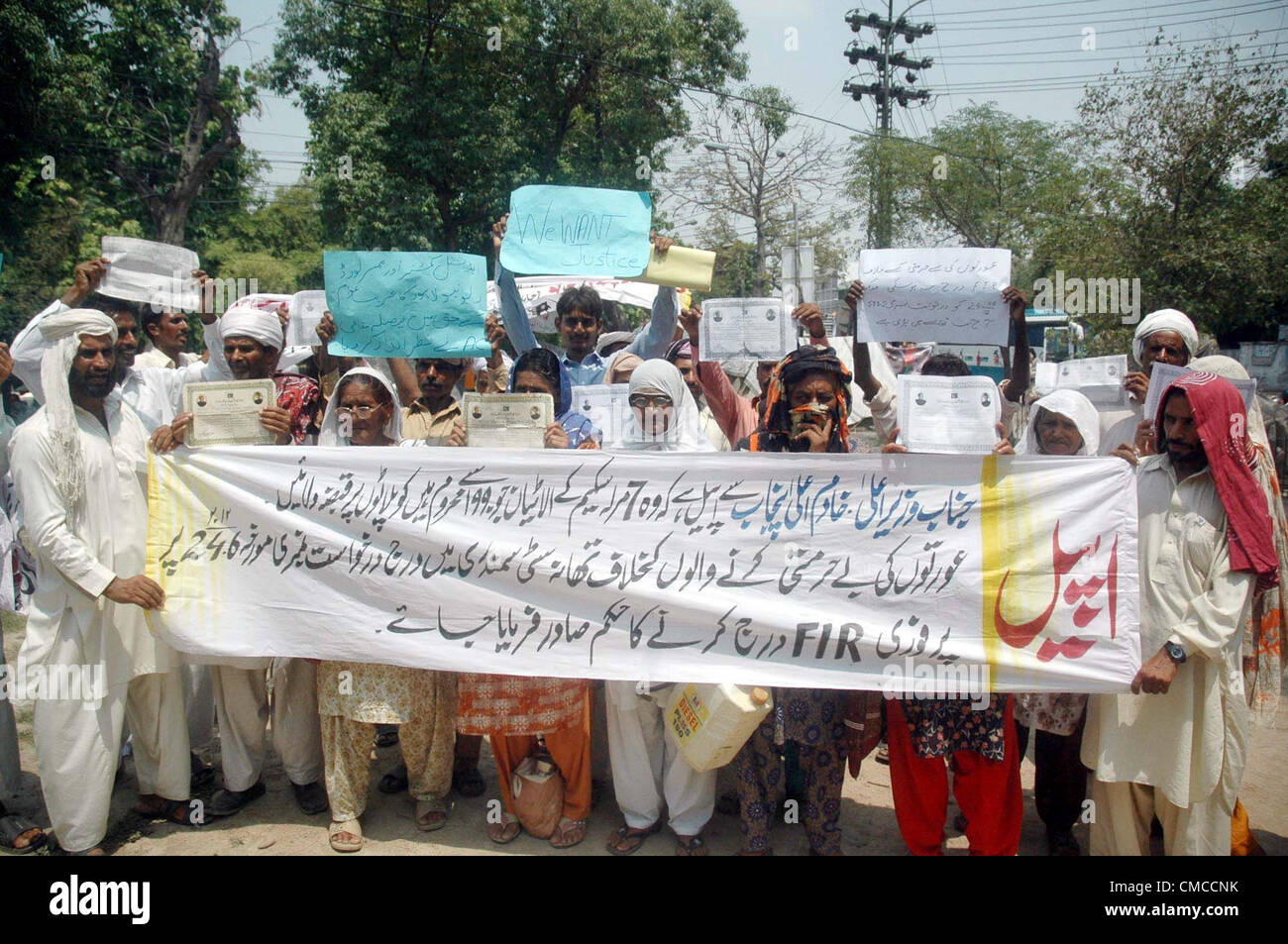Residents of Samundri Tehsil Faisalabad District chant slogans against ...