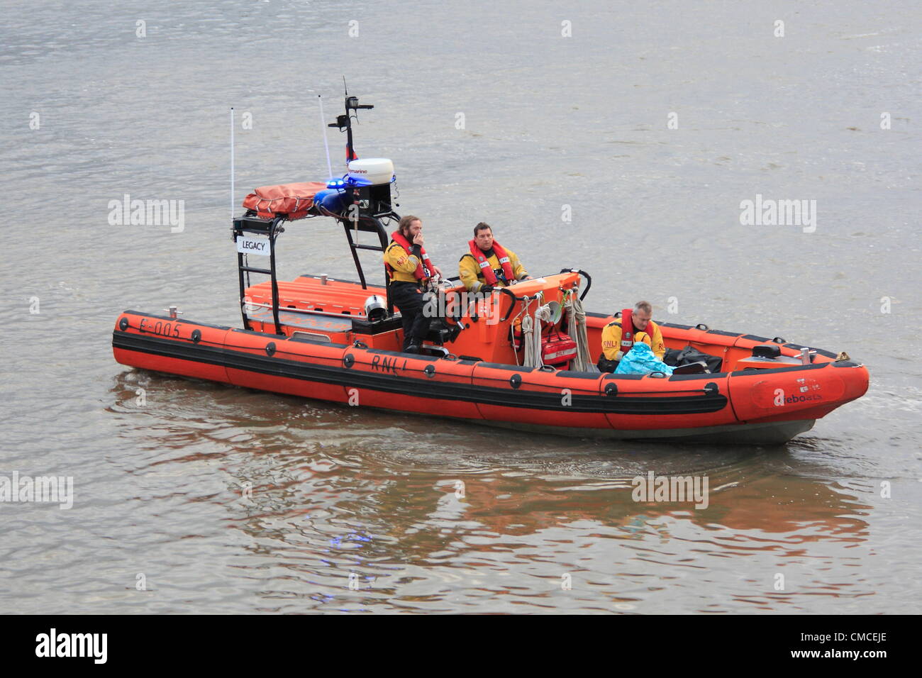 Greenwich, London, UK. Tuesday 17th July 2012 An injured canoeist is ...