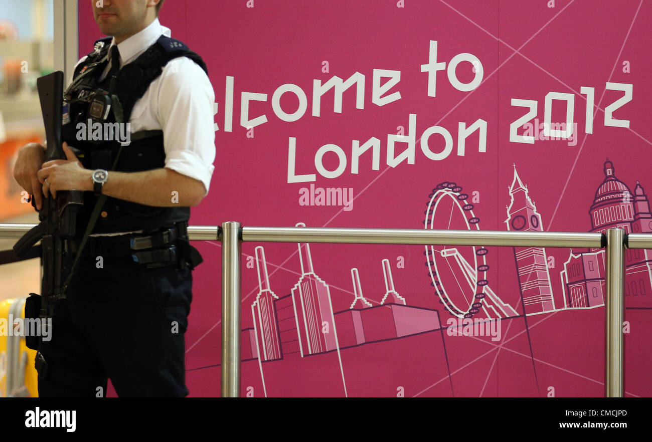 Armed police at heathrow airport hi-res stock photography and images ...