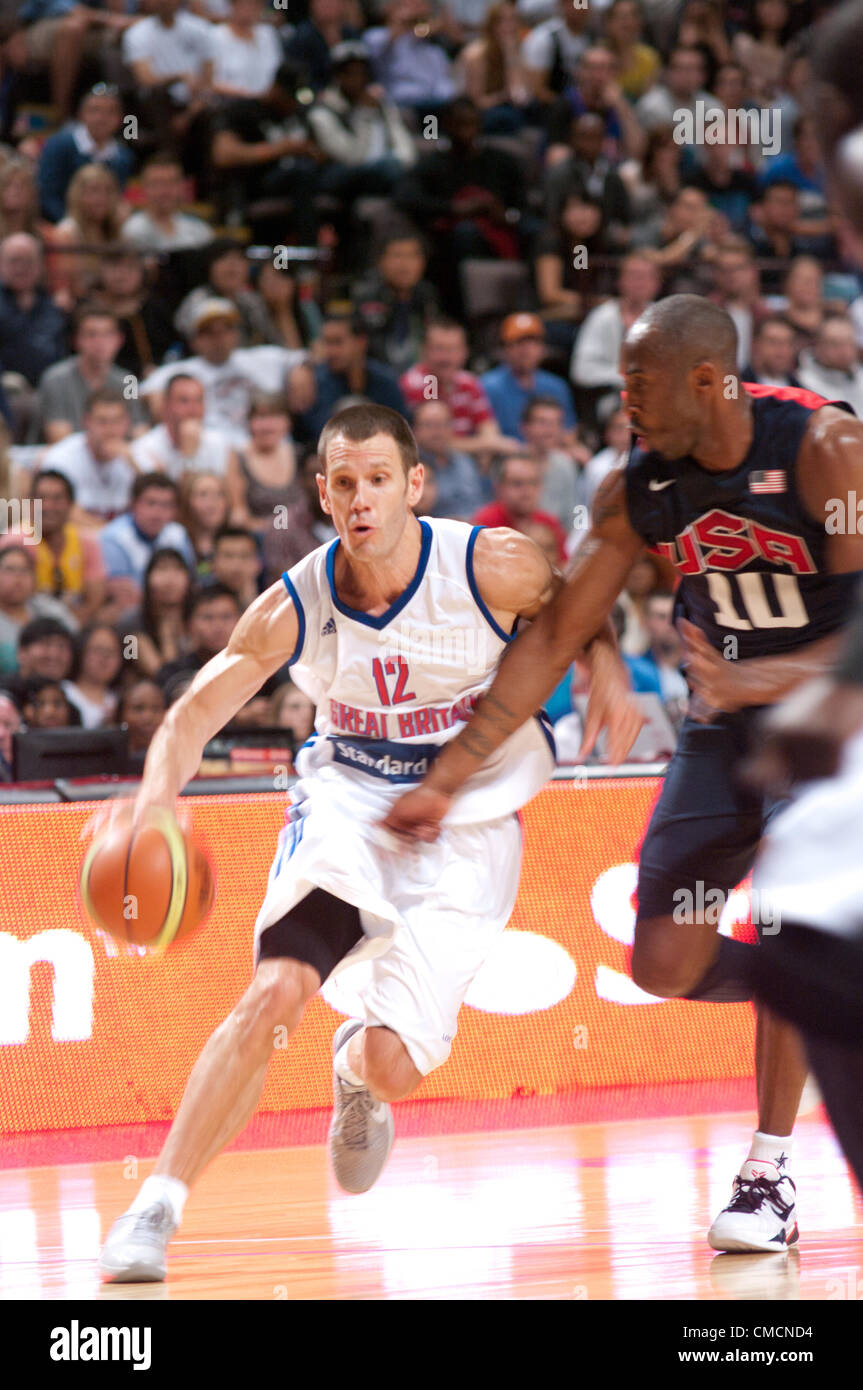 Kobe bryant dribbling hi-res stock photography and images - Alamy