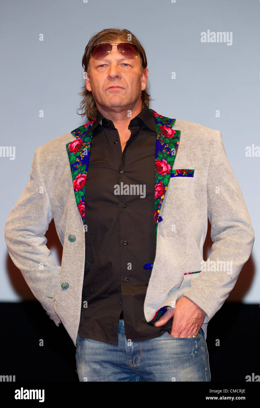 Sean bean premiere soldiers fortune hi-res stock photography and images ...