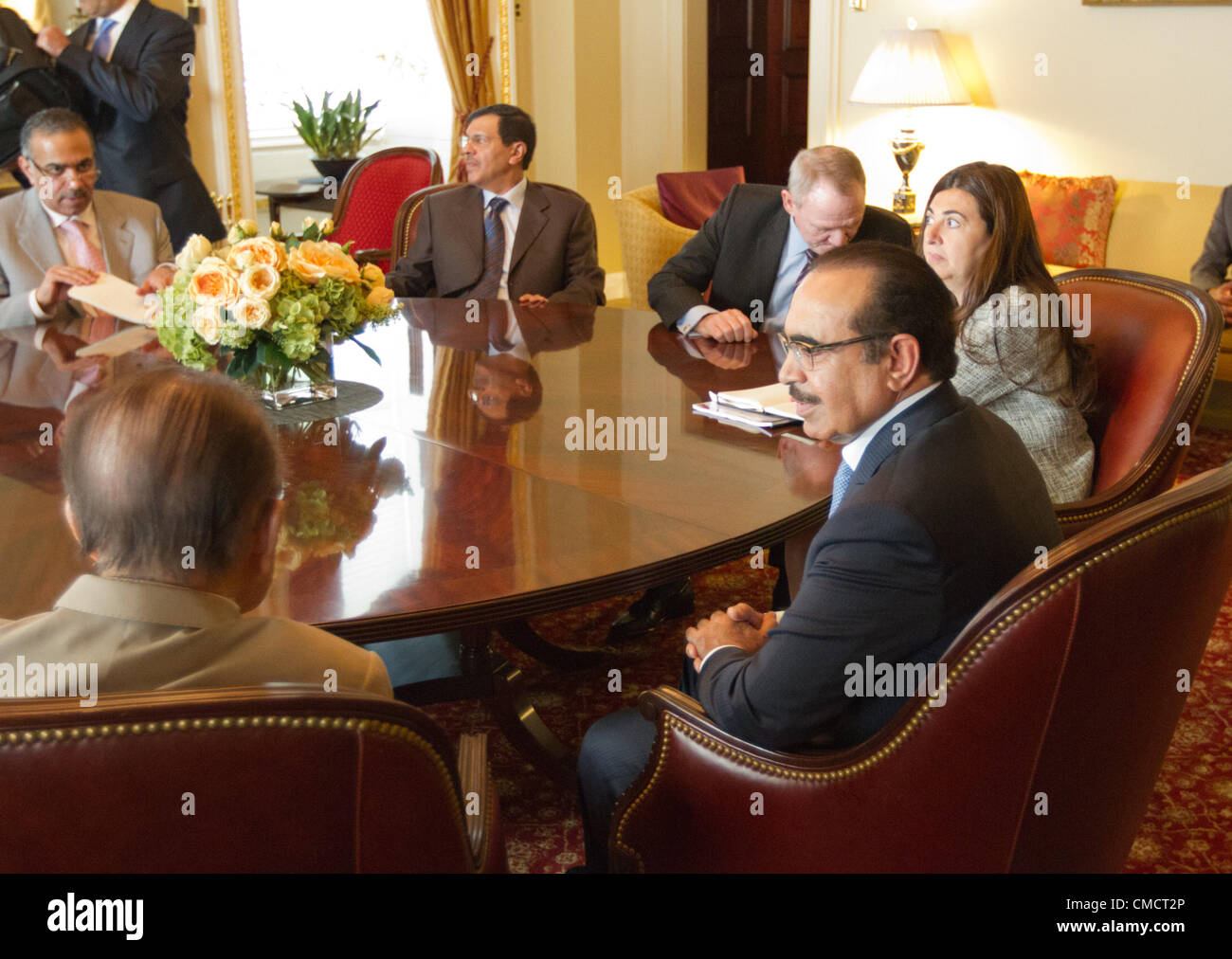 H e lt general shaikh rashed bin abdulla al khalifa hi-res stock ...