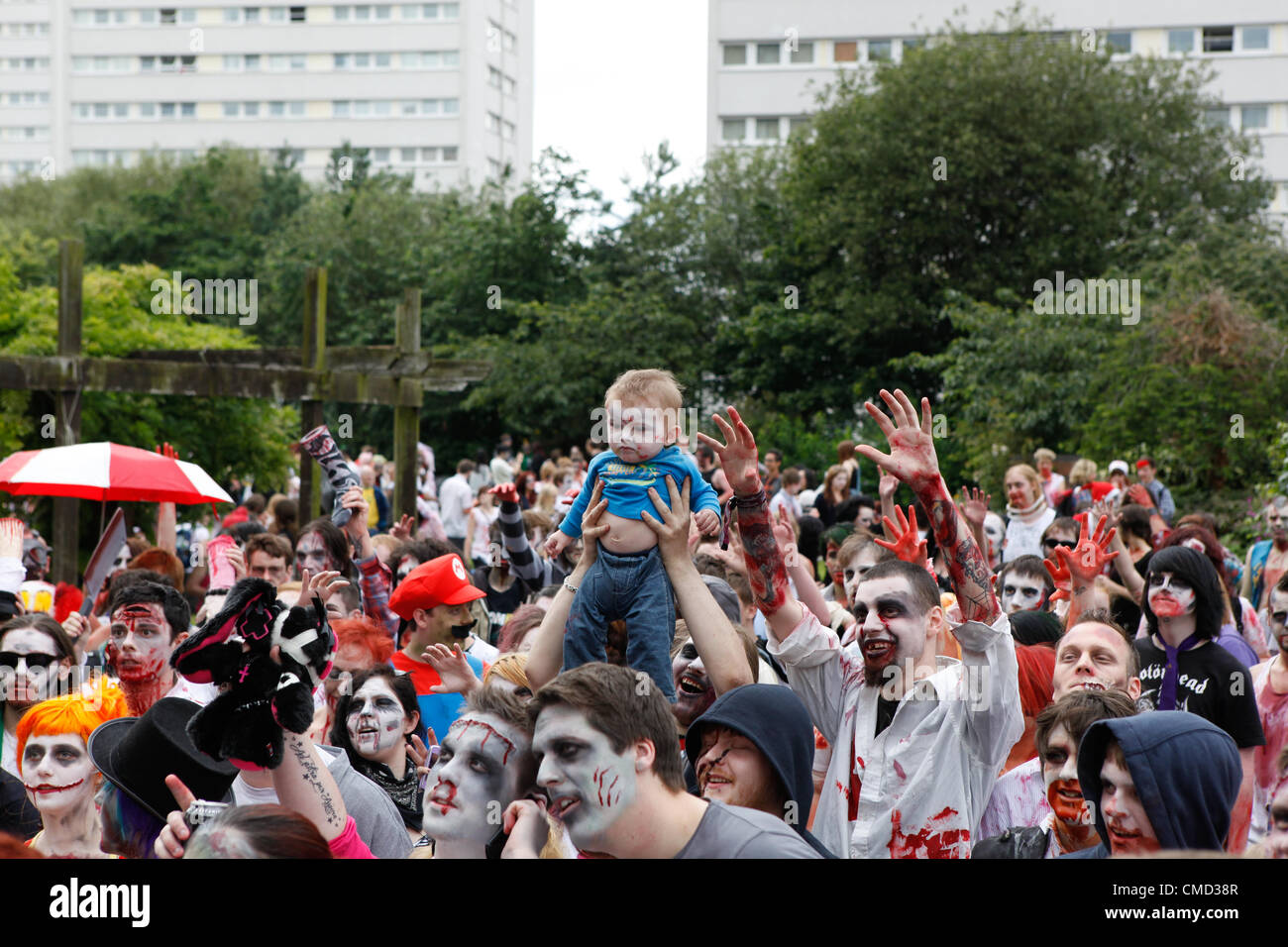 Zombies crowd hi-res stock photography and images - Alamy