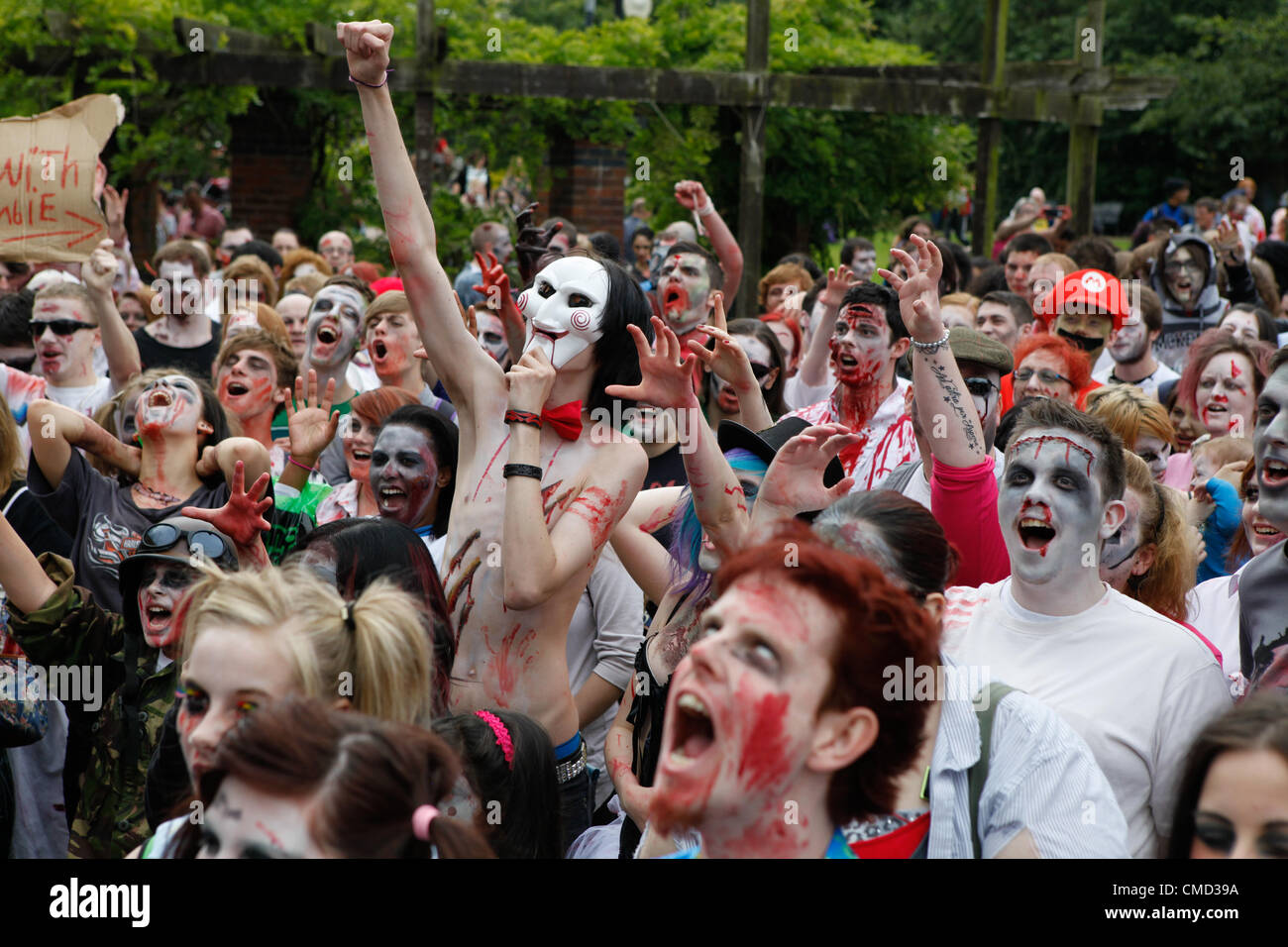 Zombies crowd hi-res stock photography and images - Alamy