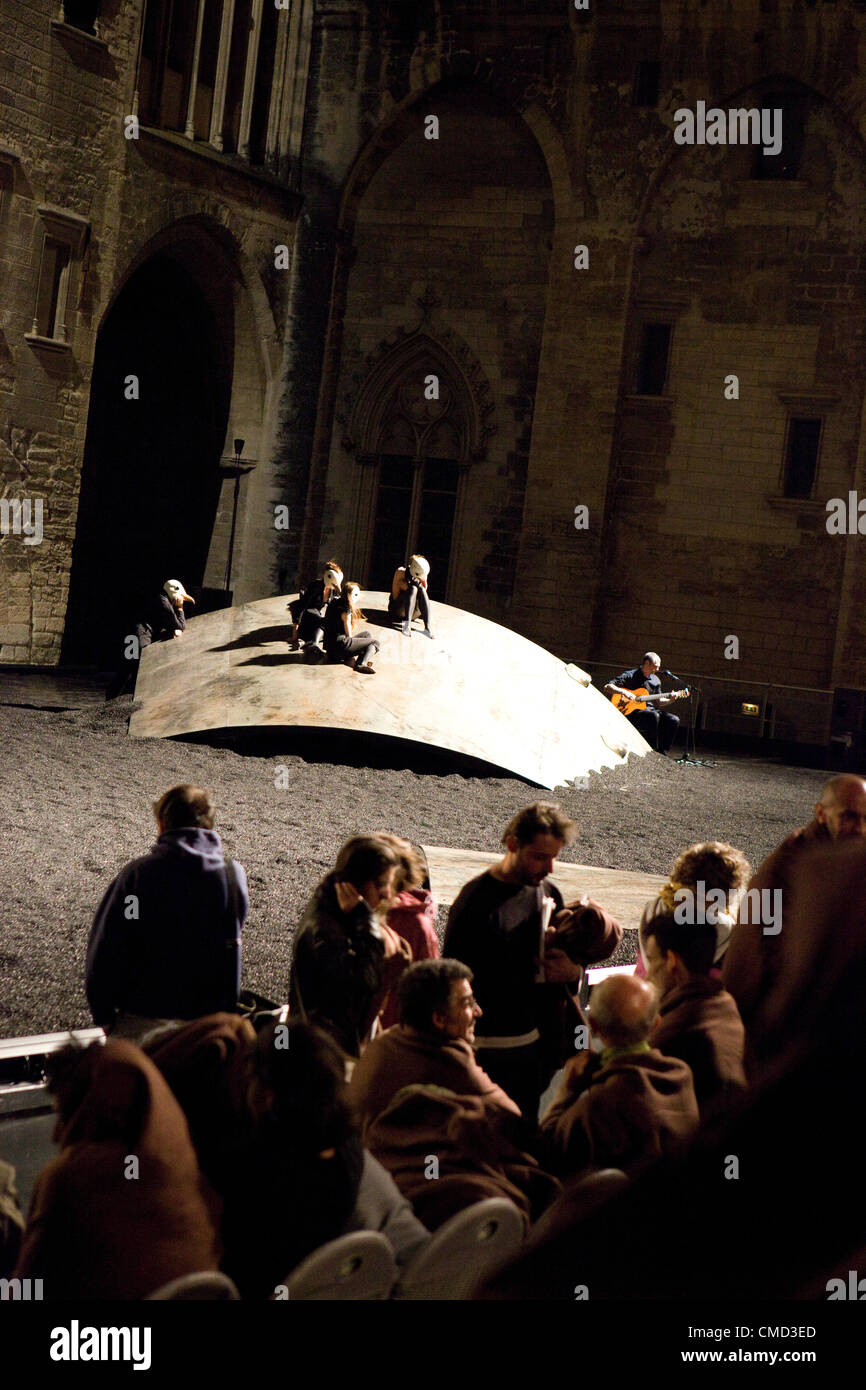 Avignon theatre festival shows hi-res stock photography and images - Alamy