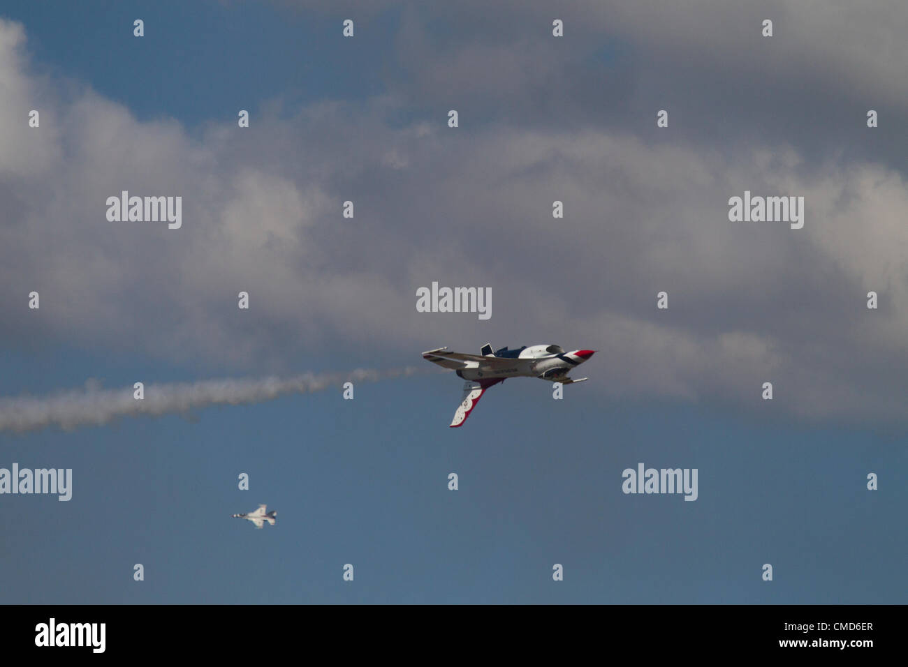 Inverted F-16C Fighting Falcon, USAF Thunderbirds Air Demonstration ...