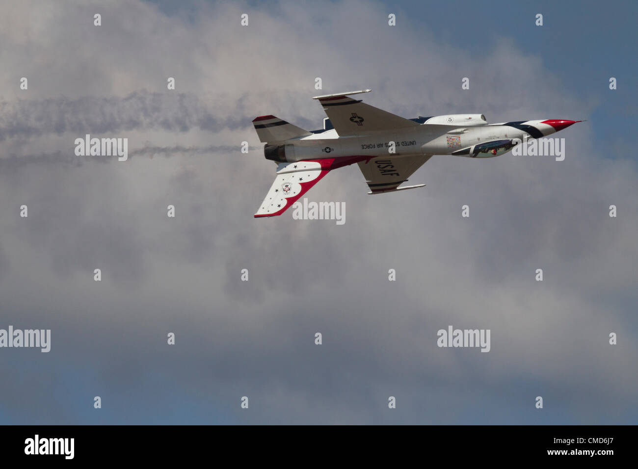Inverted F-16C Fighting Falcon, USAF Thunderbirds Air Demonstration ...