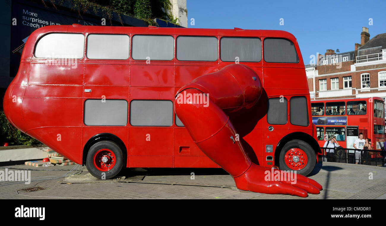A British double-decker bus turned into an athlete doing push-ups in ...