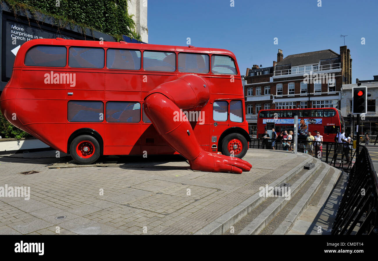 A British double-decker bus turned into an athlete doing push-ups in ...