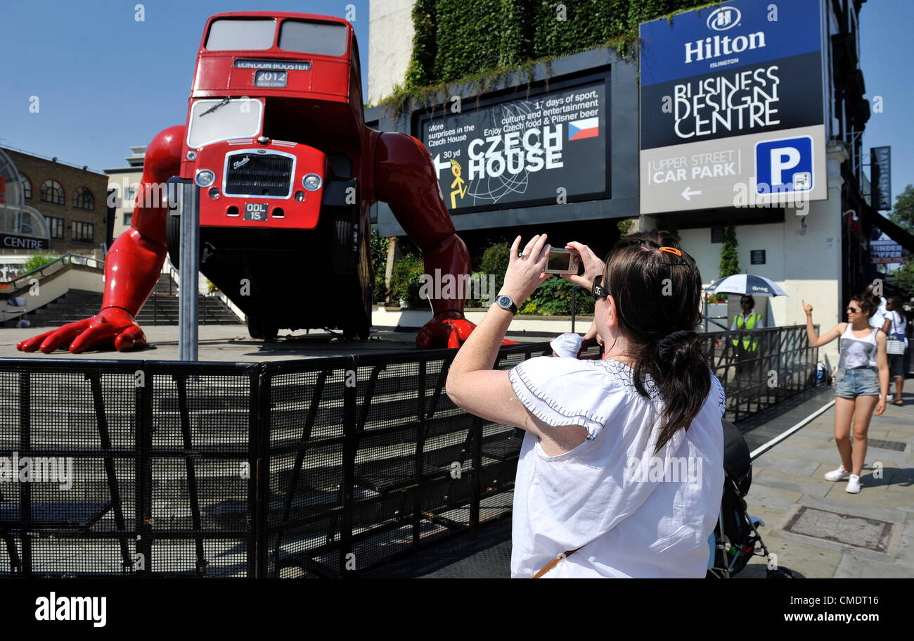 A British double-decker bus turned into an athlete doing push-ups in ...