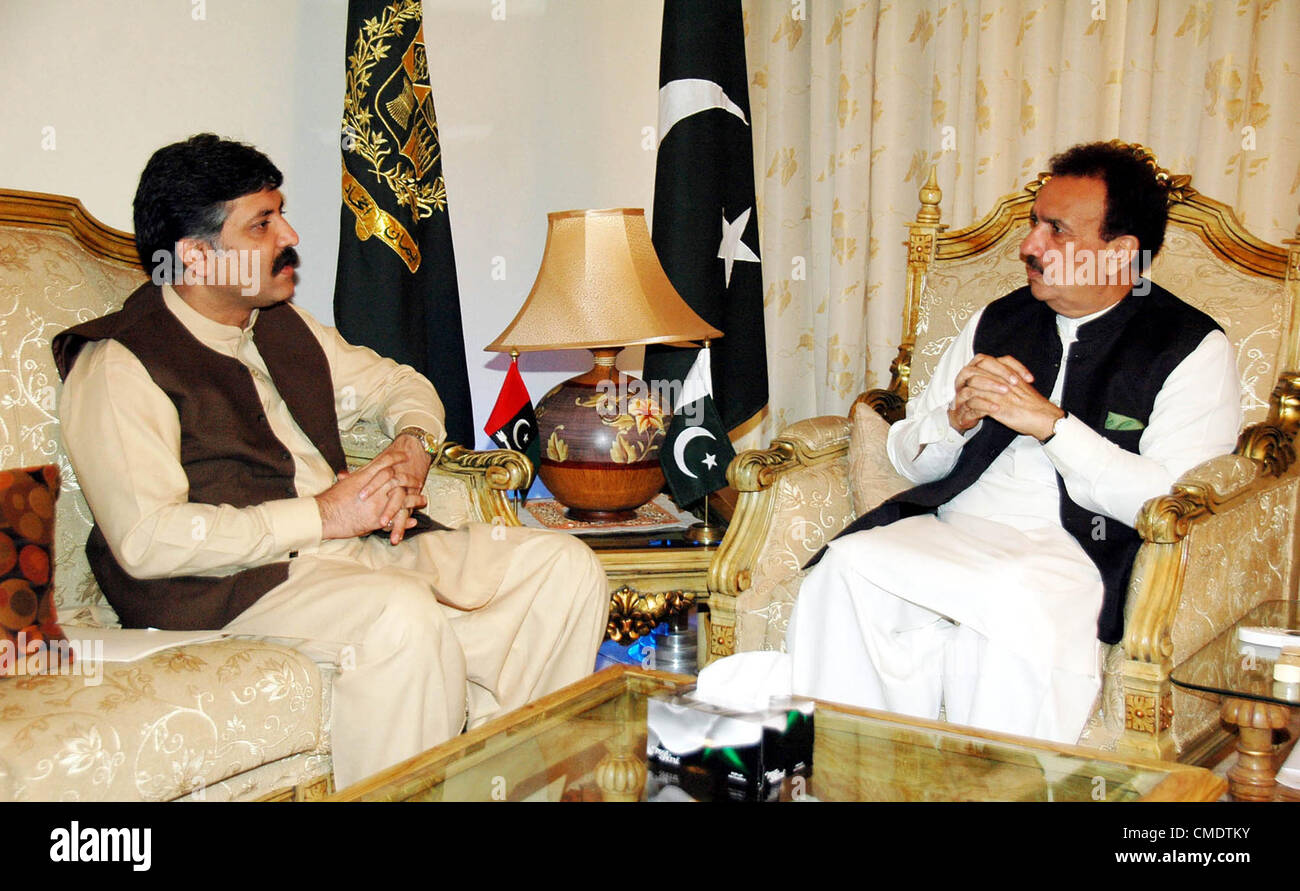 Advisor to the Prime Minister on Interior A. Rehman Malik exchanges ...