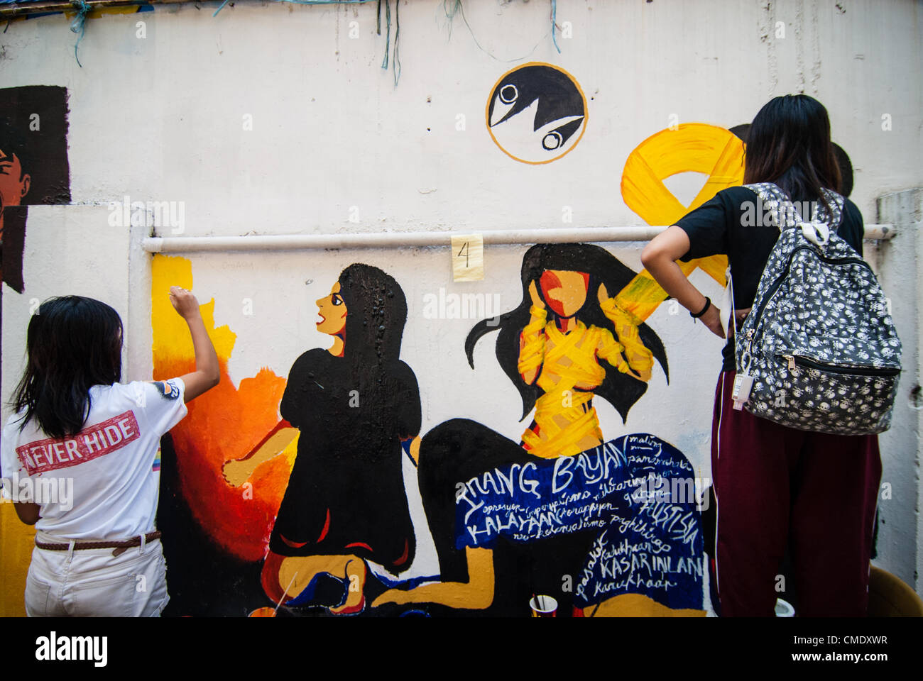 Filipino students paint a mural depicting the Philippine Revolution as ...