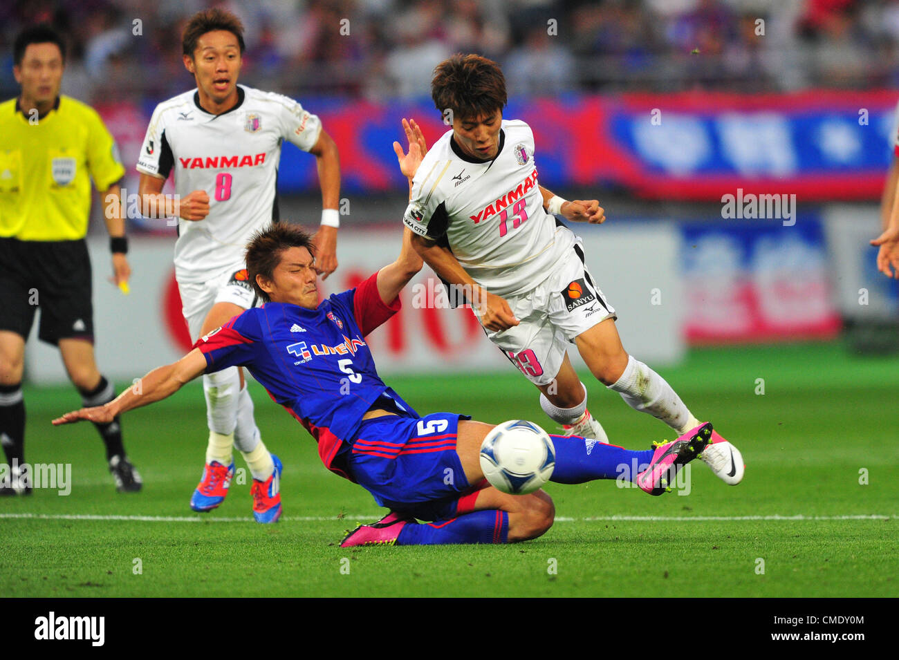 (R-L) Yoichiro Kakitani (Cerezo), Kenichi Kaga (FC Tokyo), Hiroshi ...