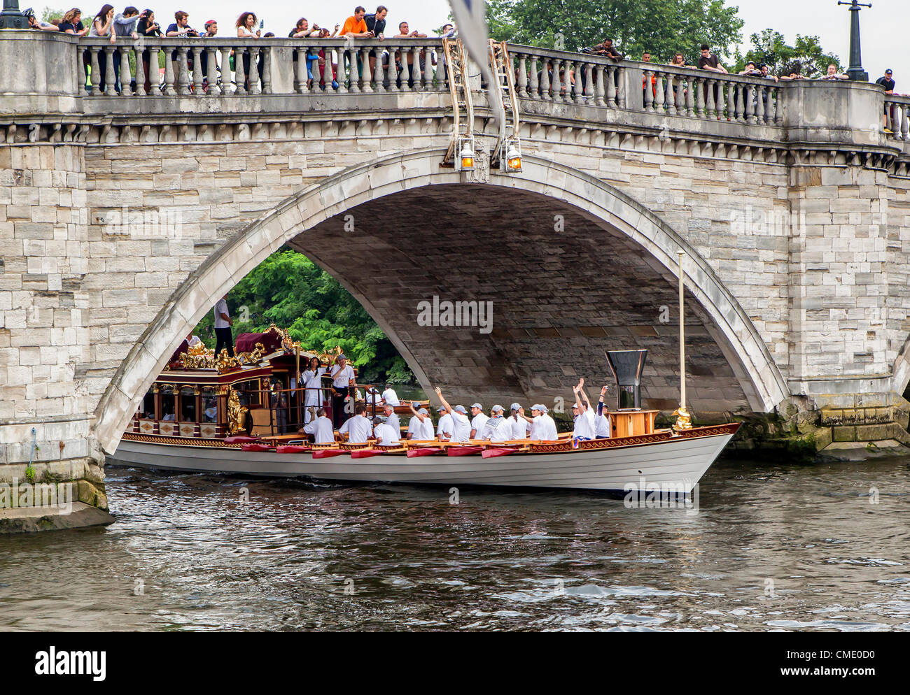 Boats hampton court bridge on hi-res stock photography and images - Alamy