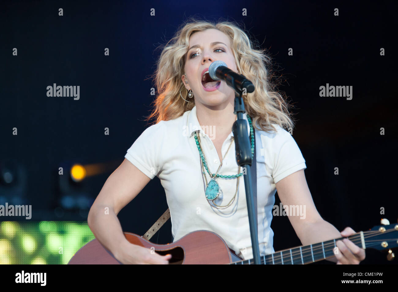 Singer kimberly perry band perry hi-res stock photography and images ...