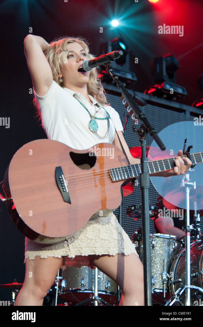 Kimberly perry of the band perry hi-res stock photography and images ...