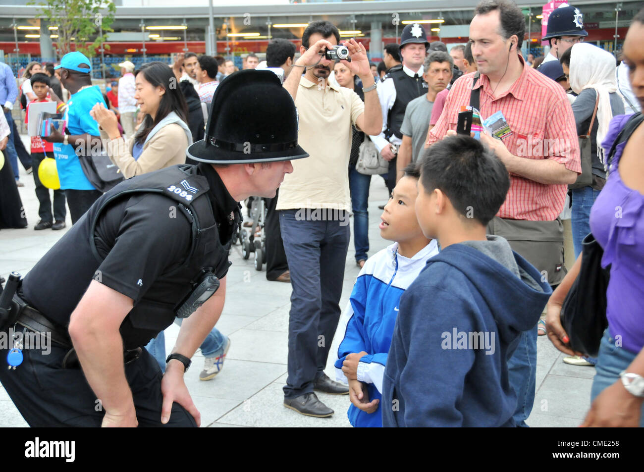 Stratford, London, UK. 27th July 2012. A friendly police officer talks ...