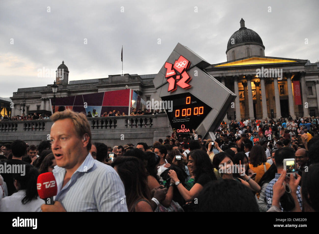 9pm clock hi-res stock photography and images - Alamy