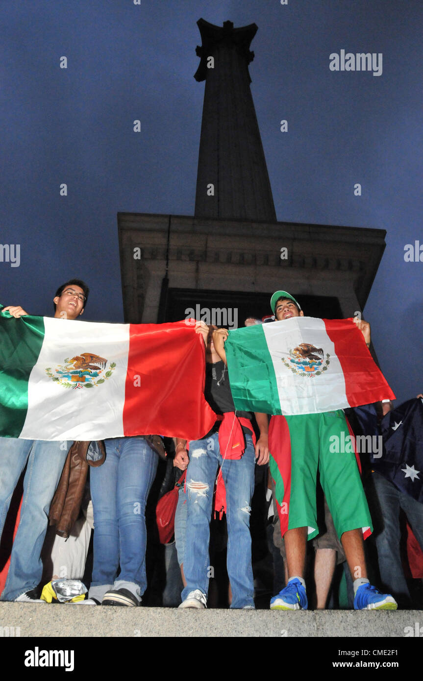 Trafalgar Square, London, UK. 27th July 2012. Trafalgar Square is full ...