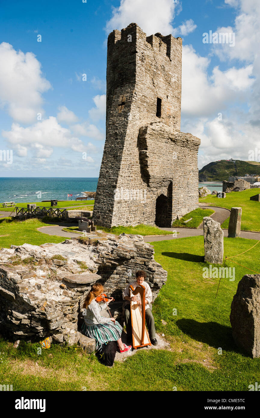 Woman playing fiddle violin traditional hi-res stock photography and ...