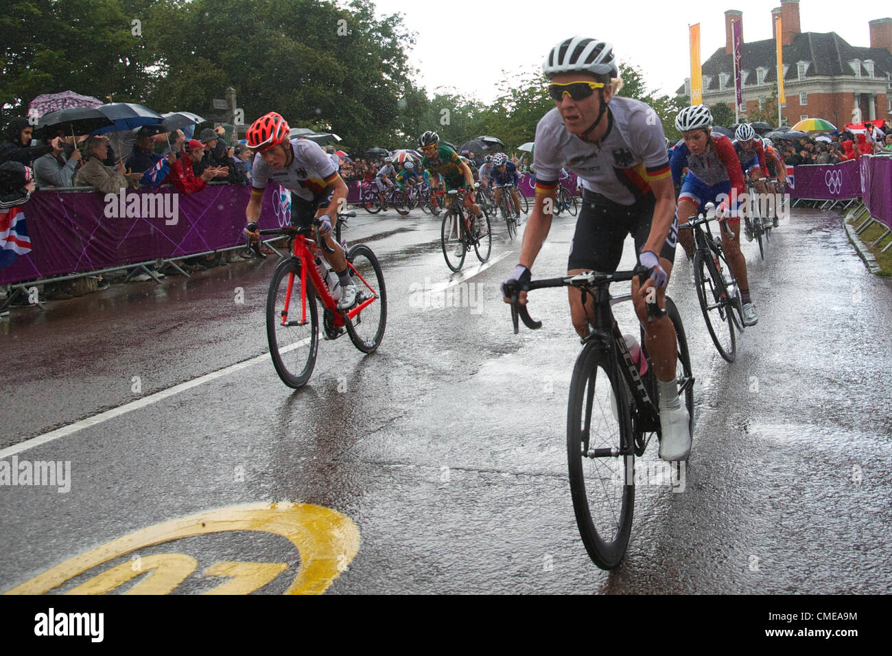 The Leaders and Peleton pass through the Richmond Park 15km from the ...