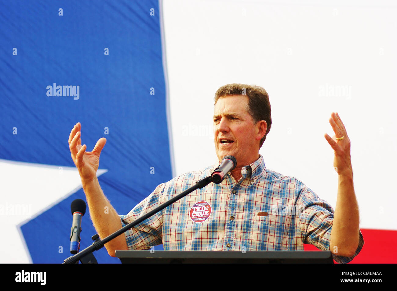 Senator Jim DeMint (R-S.Carolina)speaks to a crowd of about 1000 people ...