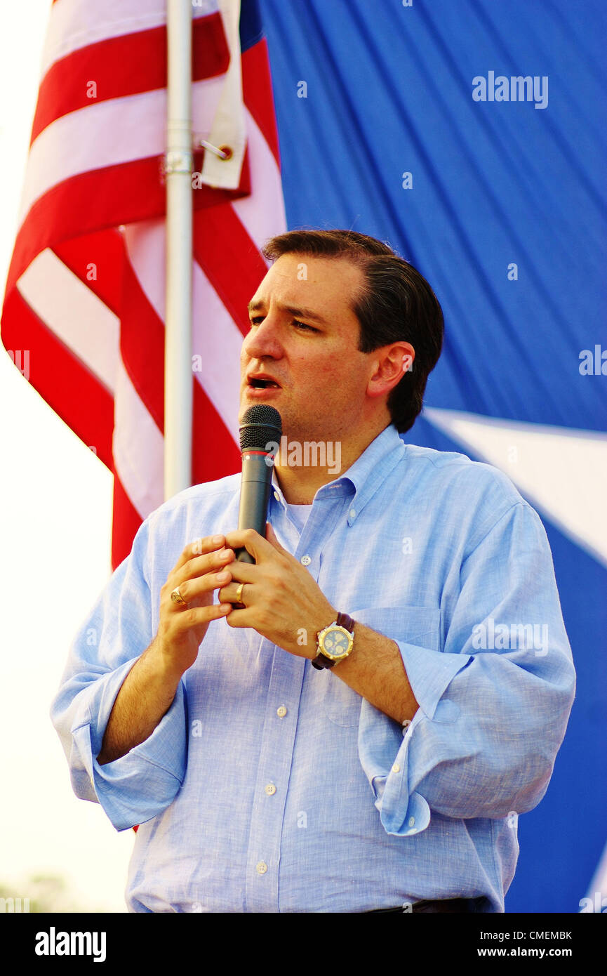 Candidate Ted Cruz speaks to a crowd of about 600 supporters at a ...