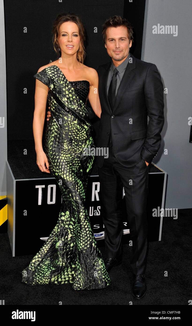 Kate Beckinsale, Len Wiseman at arrivals for TOTAL RECALL Premiere ...