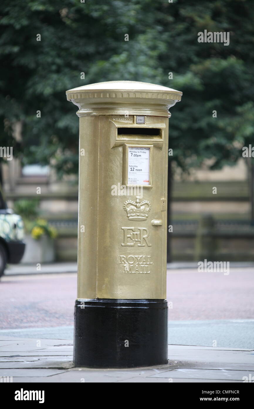 Gold postbox hi-res stock photography and images - Alamy