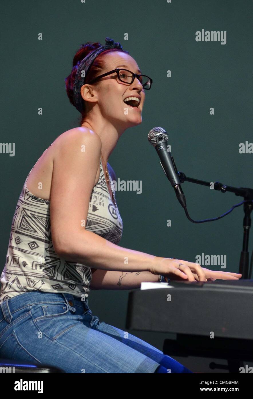 Ingrid michaelson live hi-res stock photography and images - Alamy