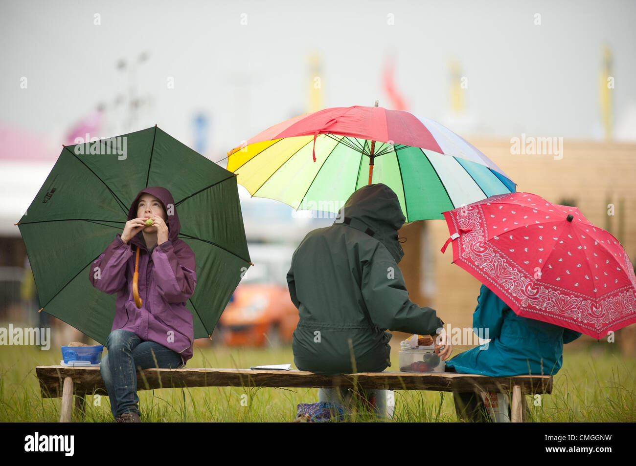 Three people sheltering under umbrellas hi-res stock photography and ...