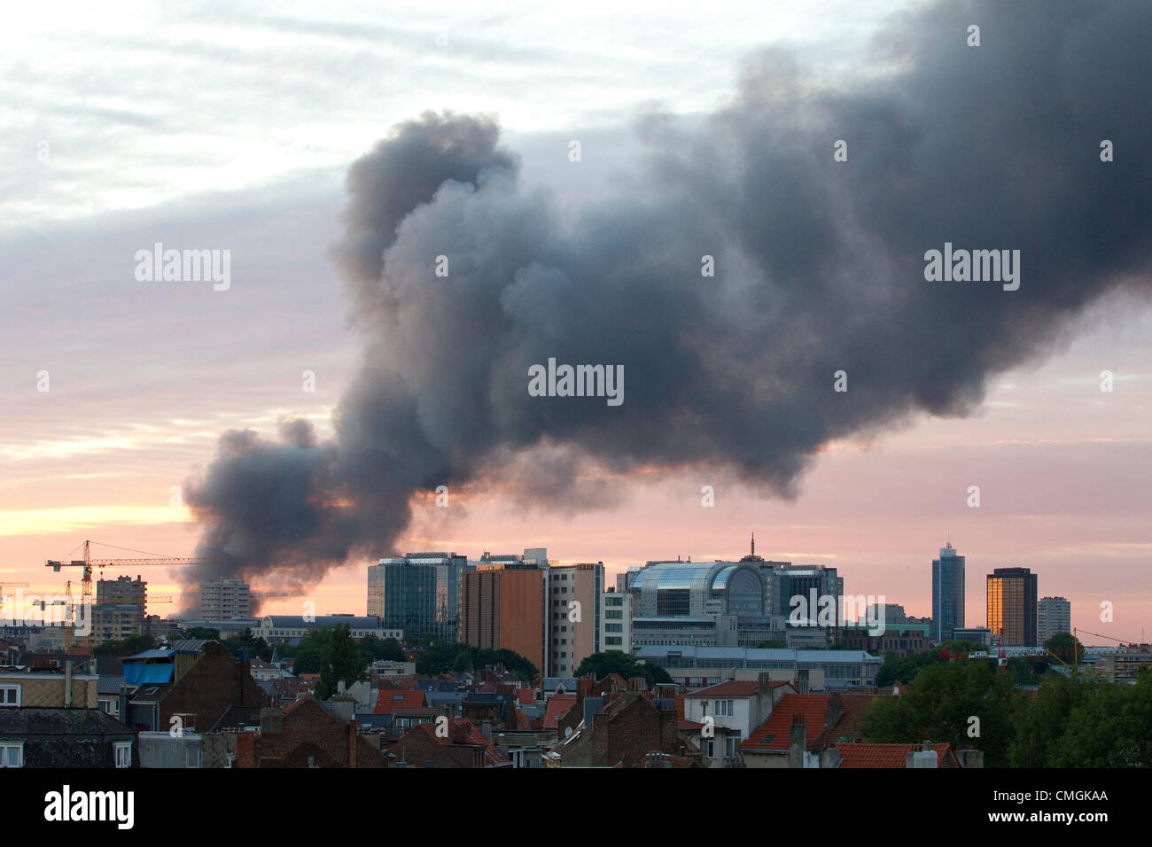 Large smoke cloud hi-res stock photography and images - Alamy