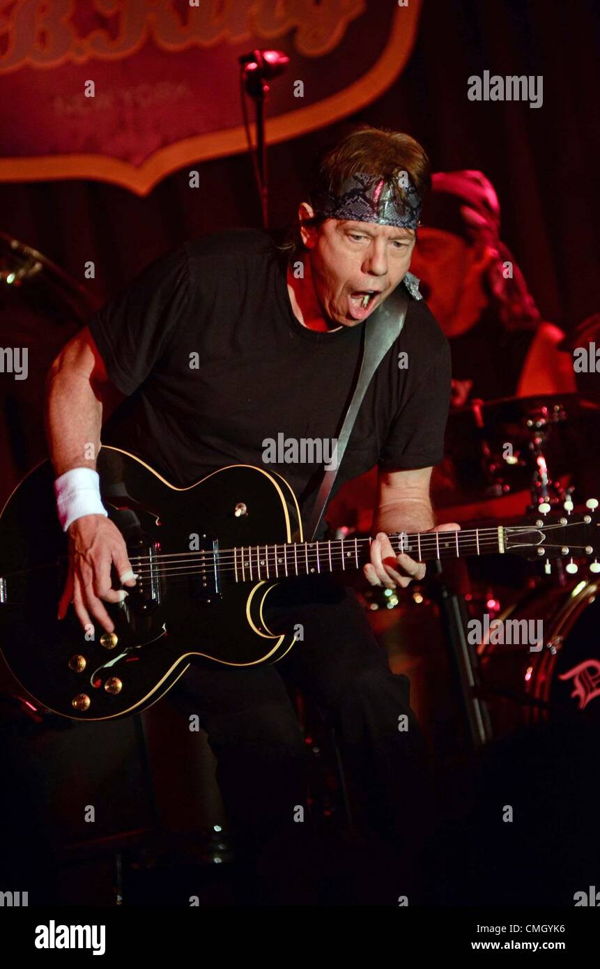 George Thorogood on stage for George Thorogood and the Destroyers In ...