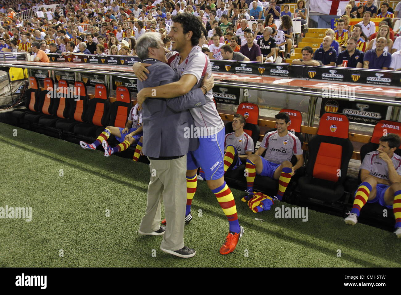 Tottenham hotspurs bench hi-res stock photography and images - Alamy