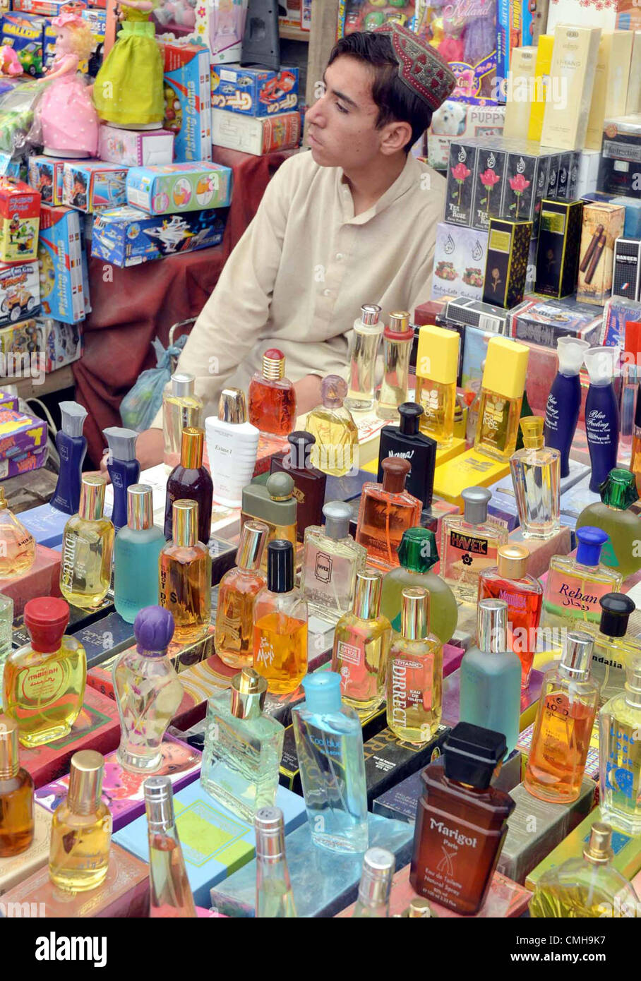 Perfumes in shop hi-res stock photography and images - Alamy