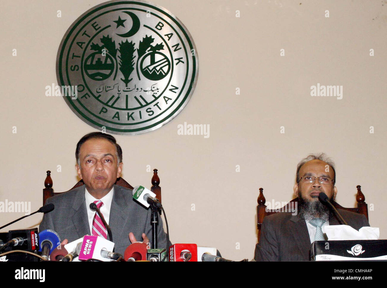 State Bank Governor, Yaseen Anwar addresses press conference at SBP ...