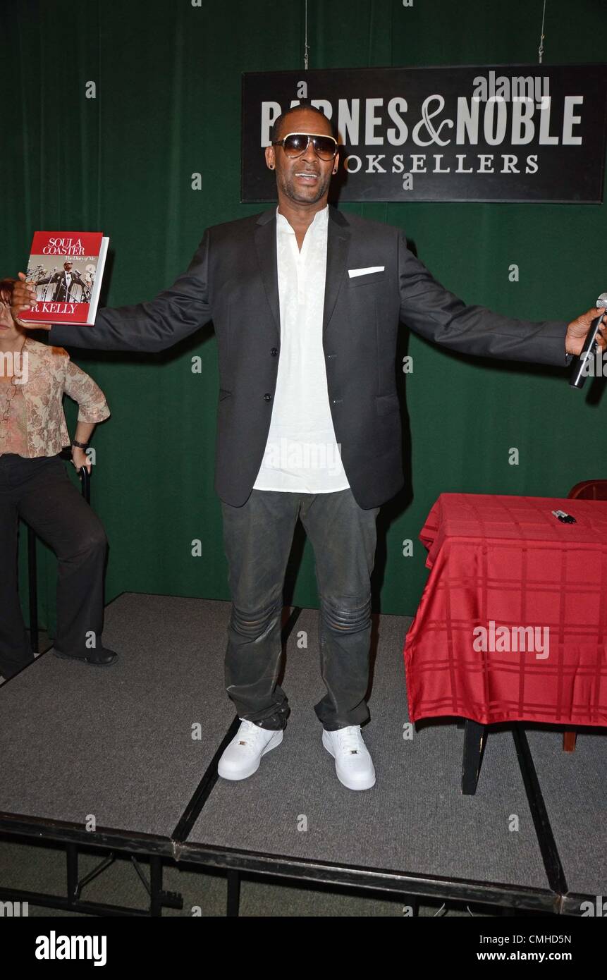10th Aug 2012. R. Kelly at in-store appearance for SOULACOASTER Book ...