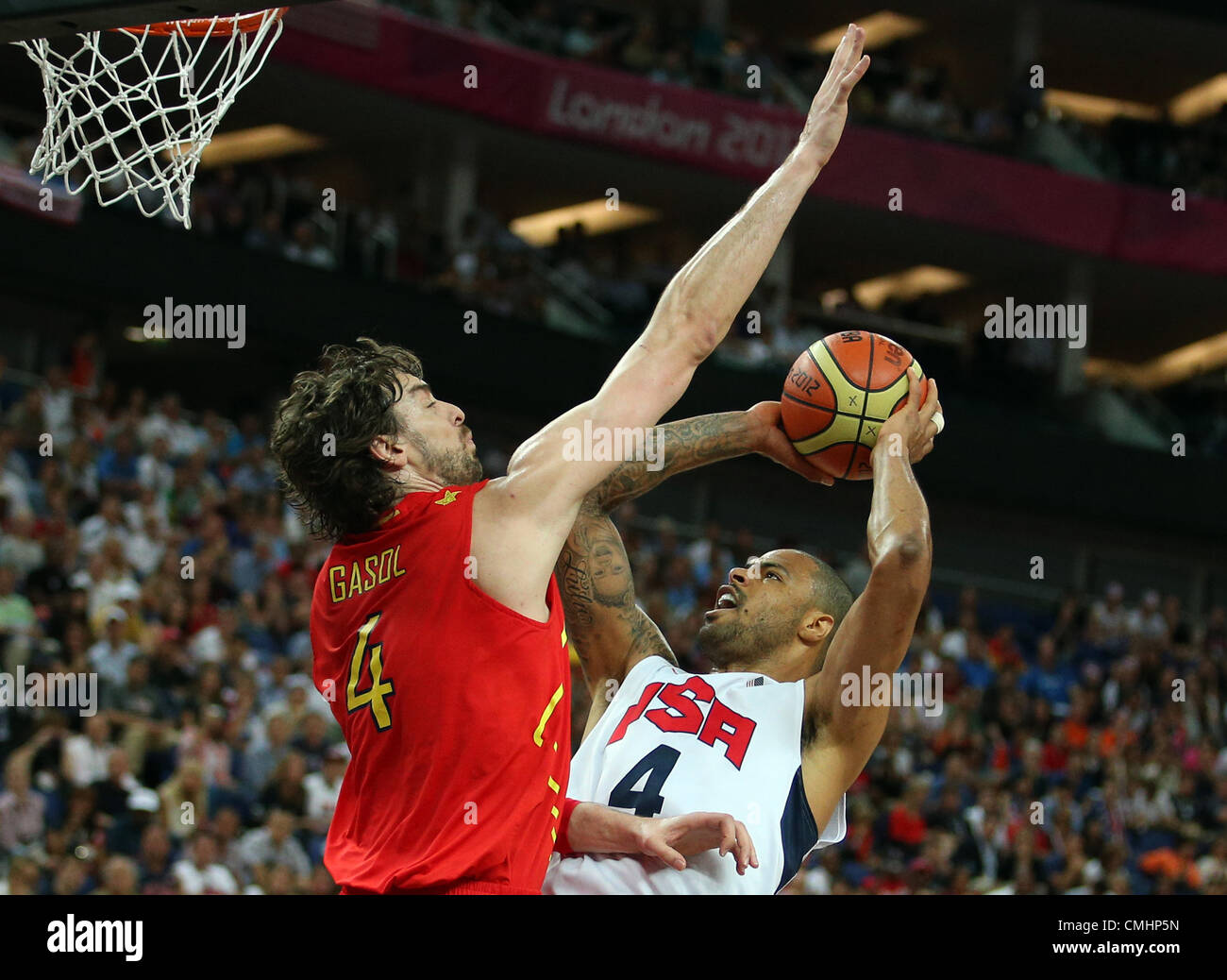 12.08.2012. London, England Tyson Chandler of USA (R) is guarded by Pau ...