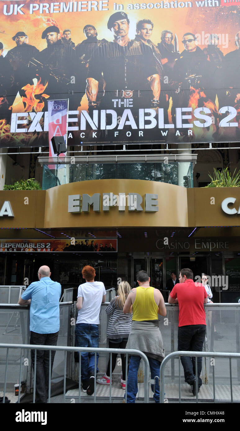 Queue cinema hi-res stock photography and images - Alamy