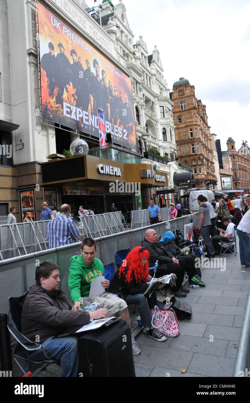 Queue cinema hi-res stock photography and images - Alamy