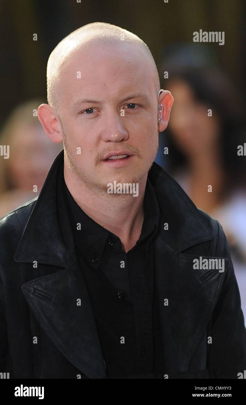 Isaac Slade on stage for NBC Today Show Concert with The Fray ...