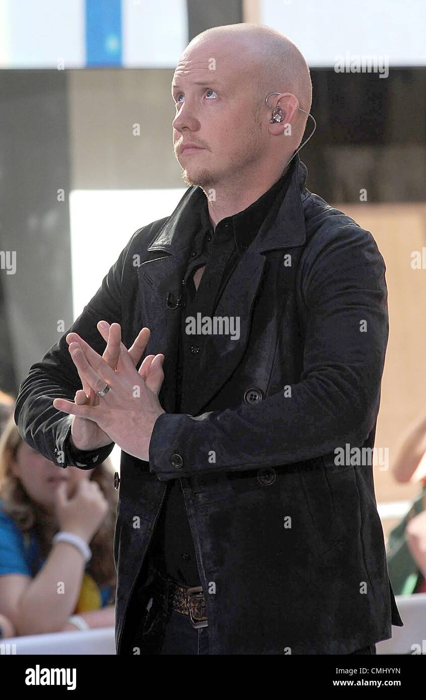 Isaac Slade on stage for NBC Today Show Concert with The Fray ...