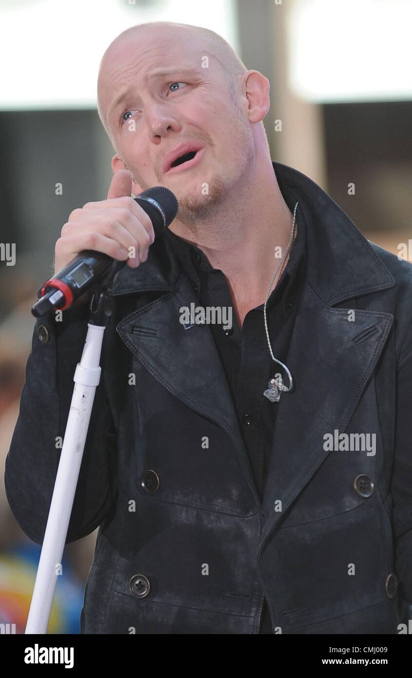 Isaac Slade on stage for NBC Today Show Concert with The Fray ...